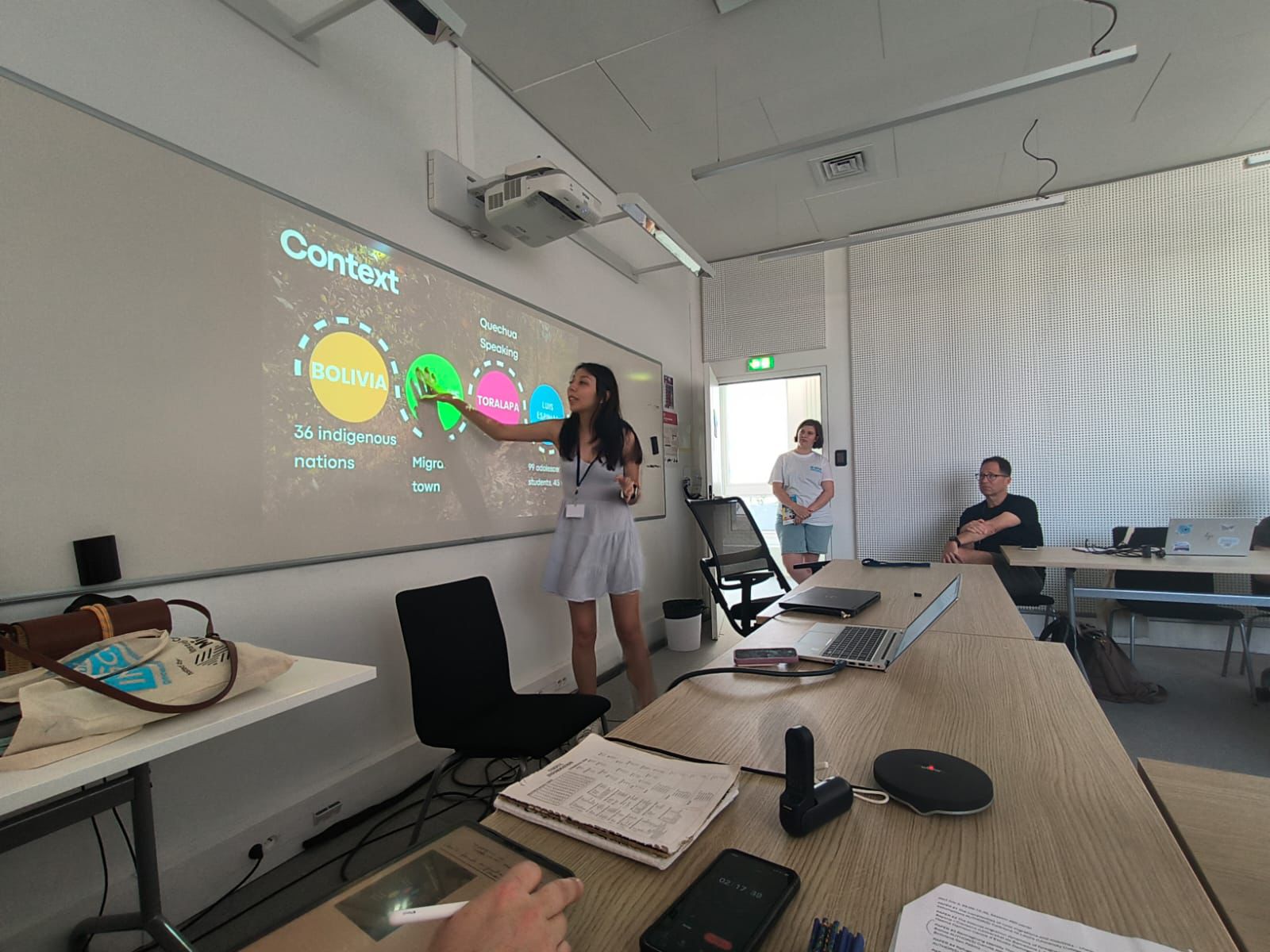 Investigación doctoral sobre adolescentes migrantes bolivianas destaca ...